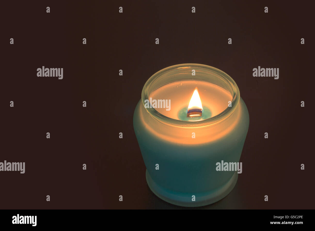 Dark room with candle light hi-res stock photography and images - Alamy