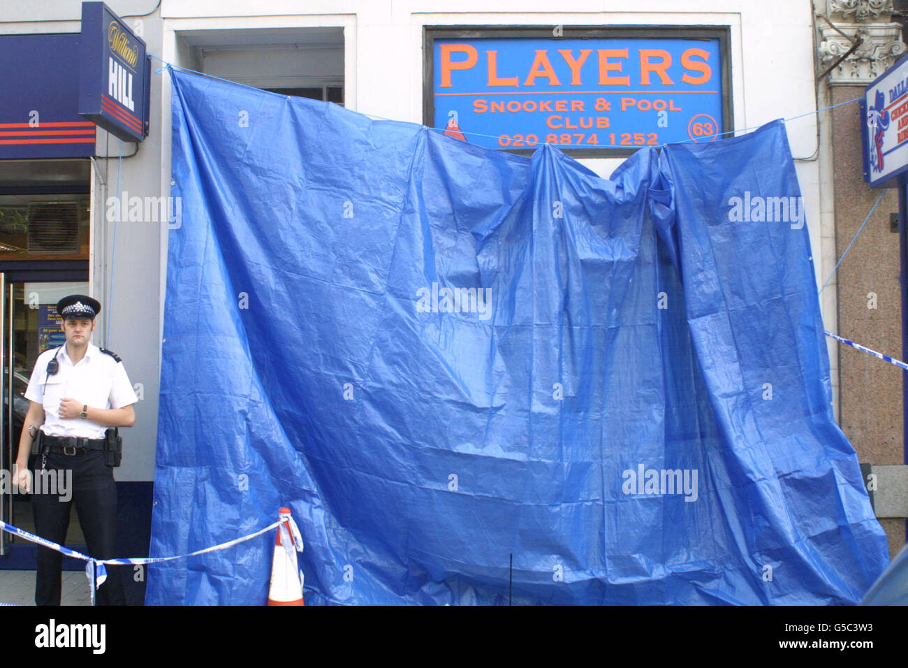 Crime violence death blue tarp plastic hi-res stock photography and ...