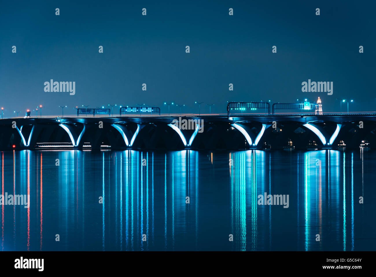 The Woodrow Wilson Bridge at night, seen from National Harbor, Maryland ...