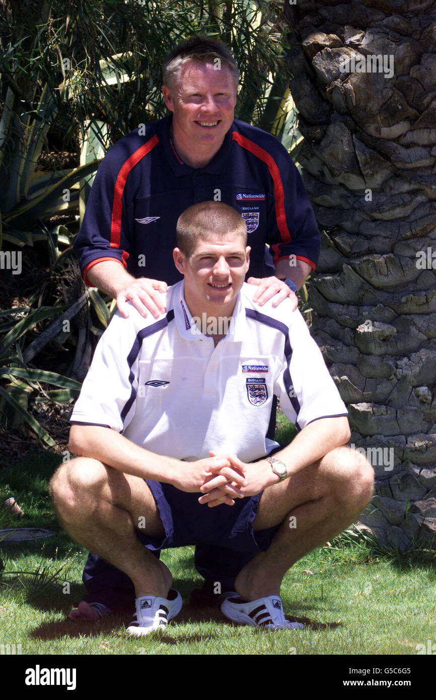 England and Liverpool coach Sammy Lee (top) with Liverpool player ...