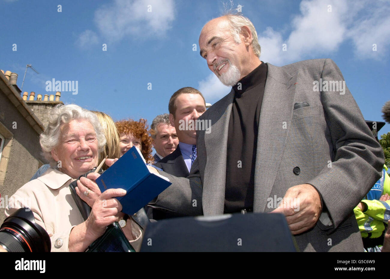 Sir Sean Connery signs autographs for fans after opening the Byre ...
