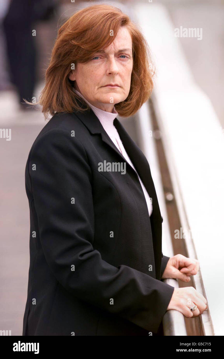 Lesley bee arrives at portsmouth coroners court hi-res stock ...