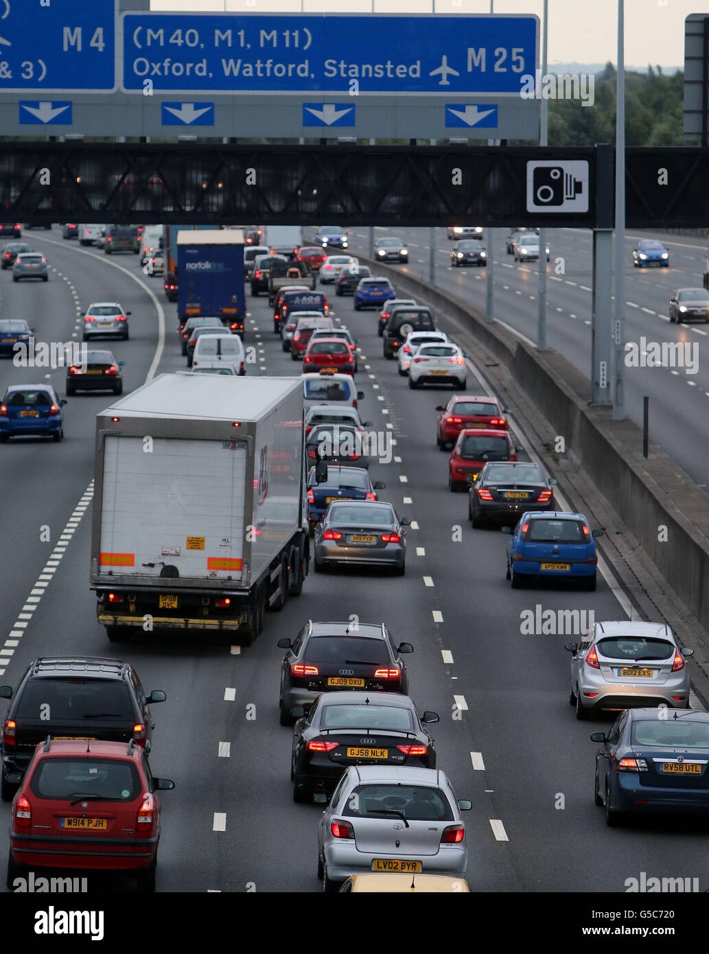 Vehicles queue hi-res stock photography and images - Alamy