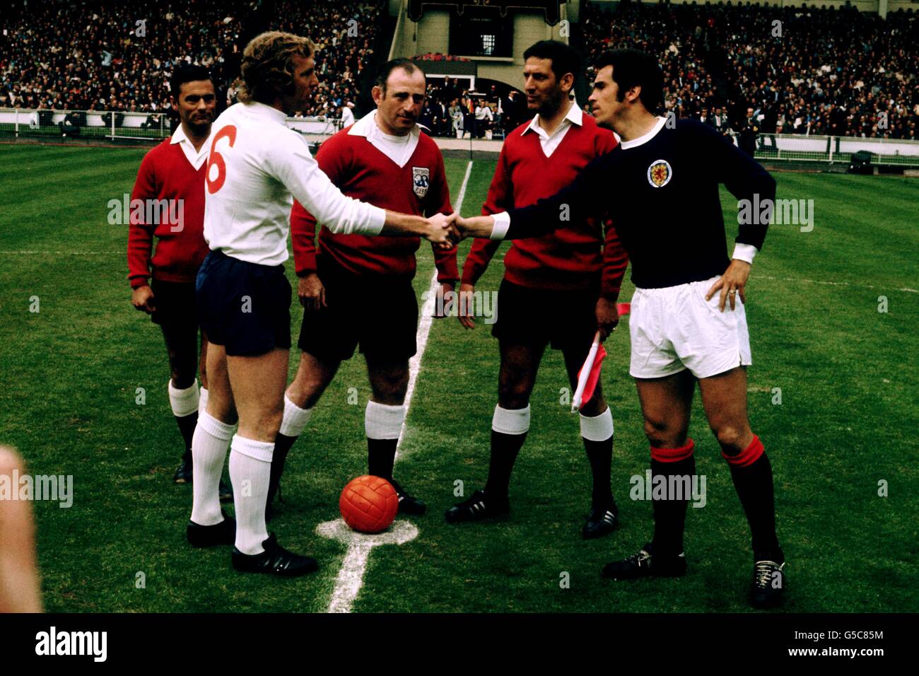 England captain Bobby Moore (l) shakes hands with Scotland captain ...