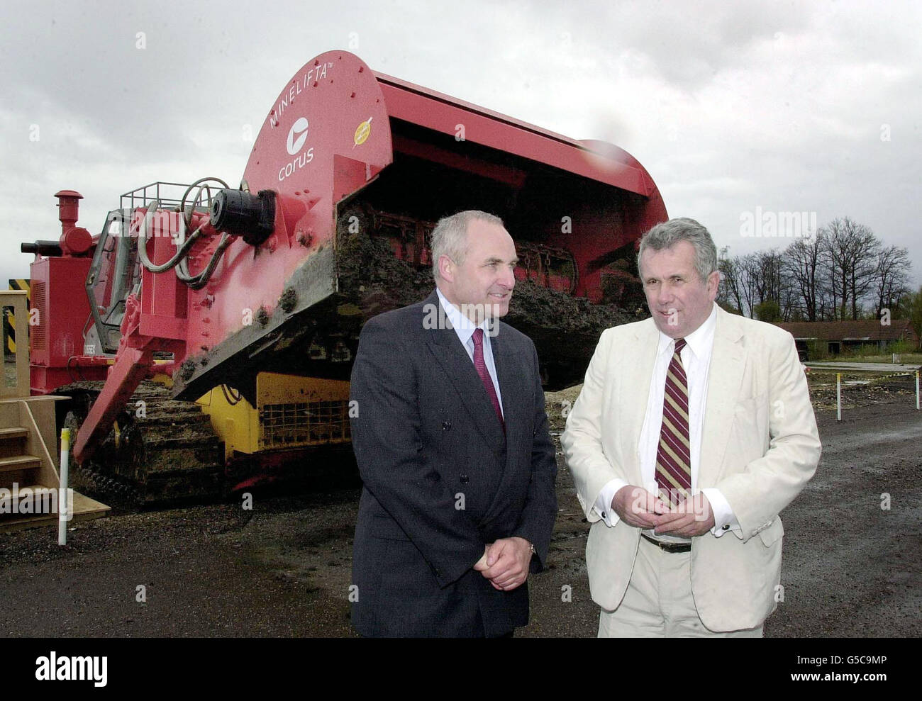 Sheffield based inventor nick kirk l with mp martin bell hi-res stock ...