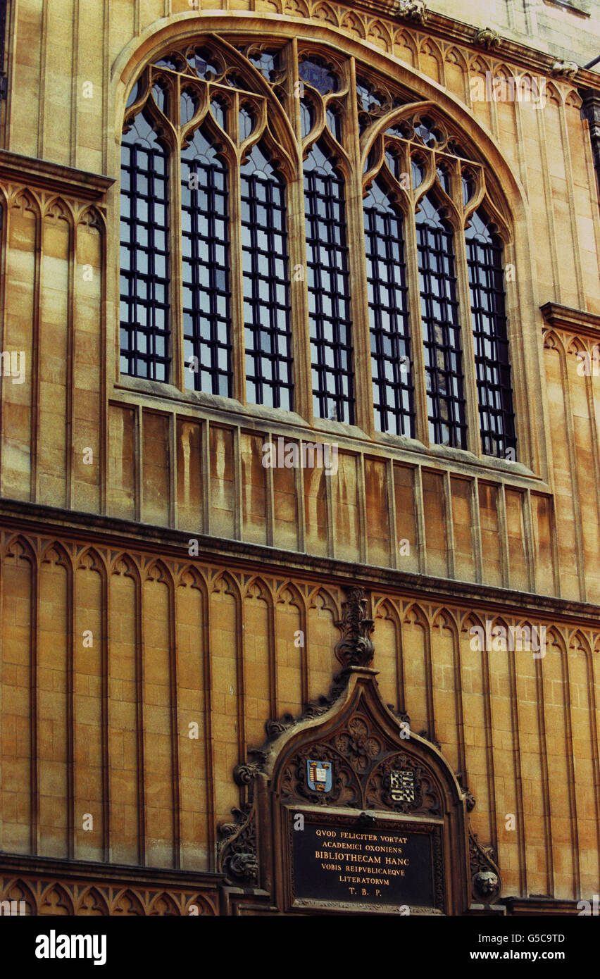 A window above the courtyard entrance to the bodleian library hi-res ...