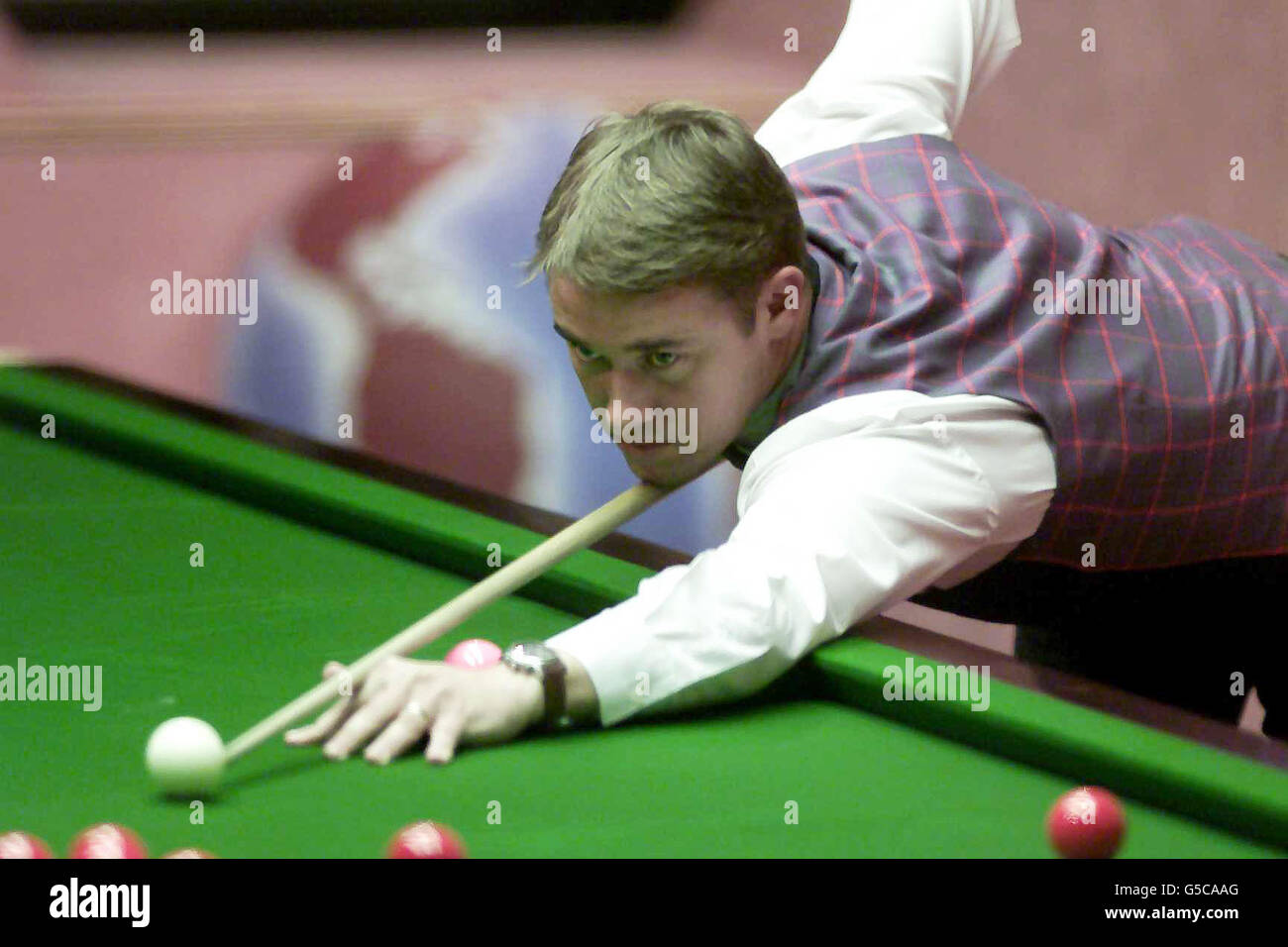 Hendry World Championship. Stephen Hendry in action against Mark Davis ...