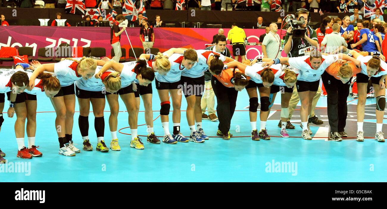 Great Britain women's handball team bow to the Duchess of Cambridge ...