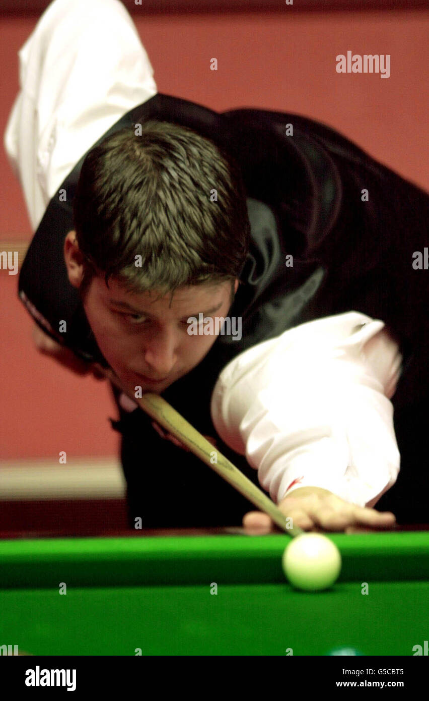 Matthew Stevens in action against Stephen Hendry during the Embassy ...