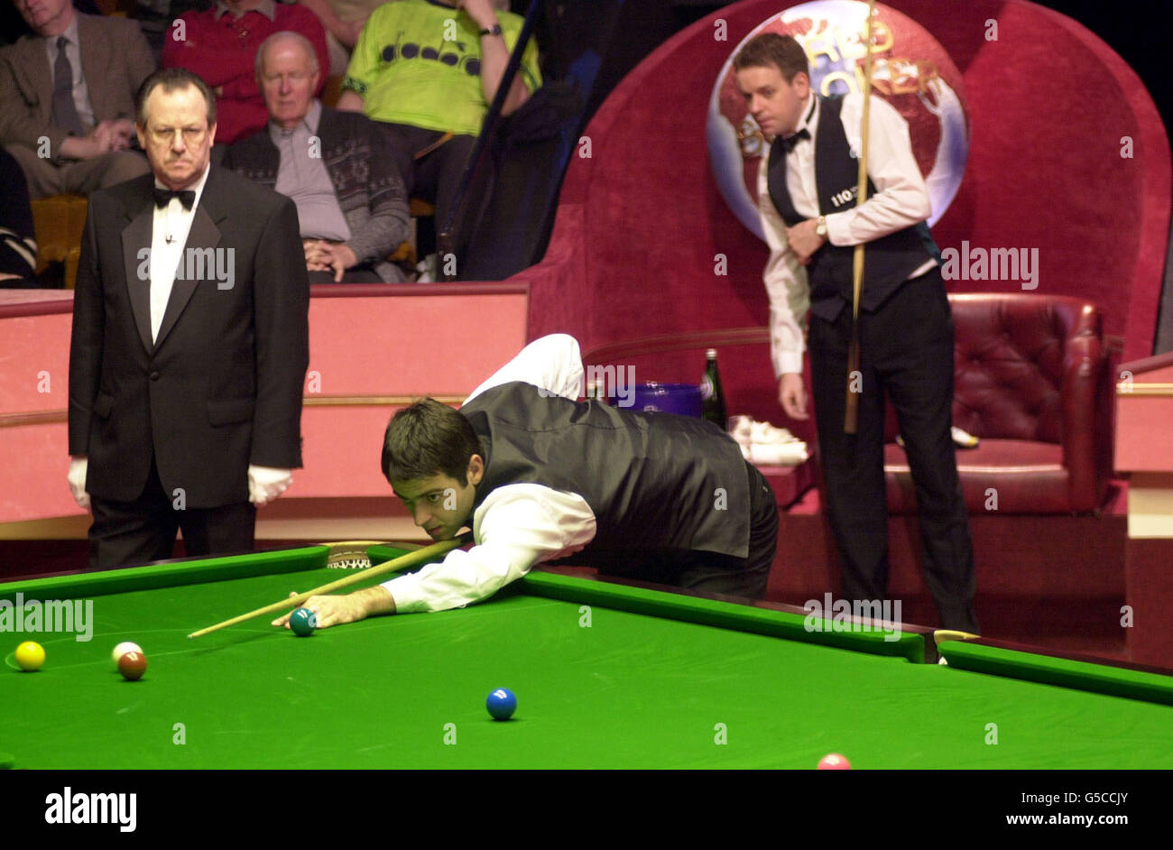 England's Ronnie O'Sullivan (centre) potting his way into the final ...