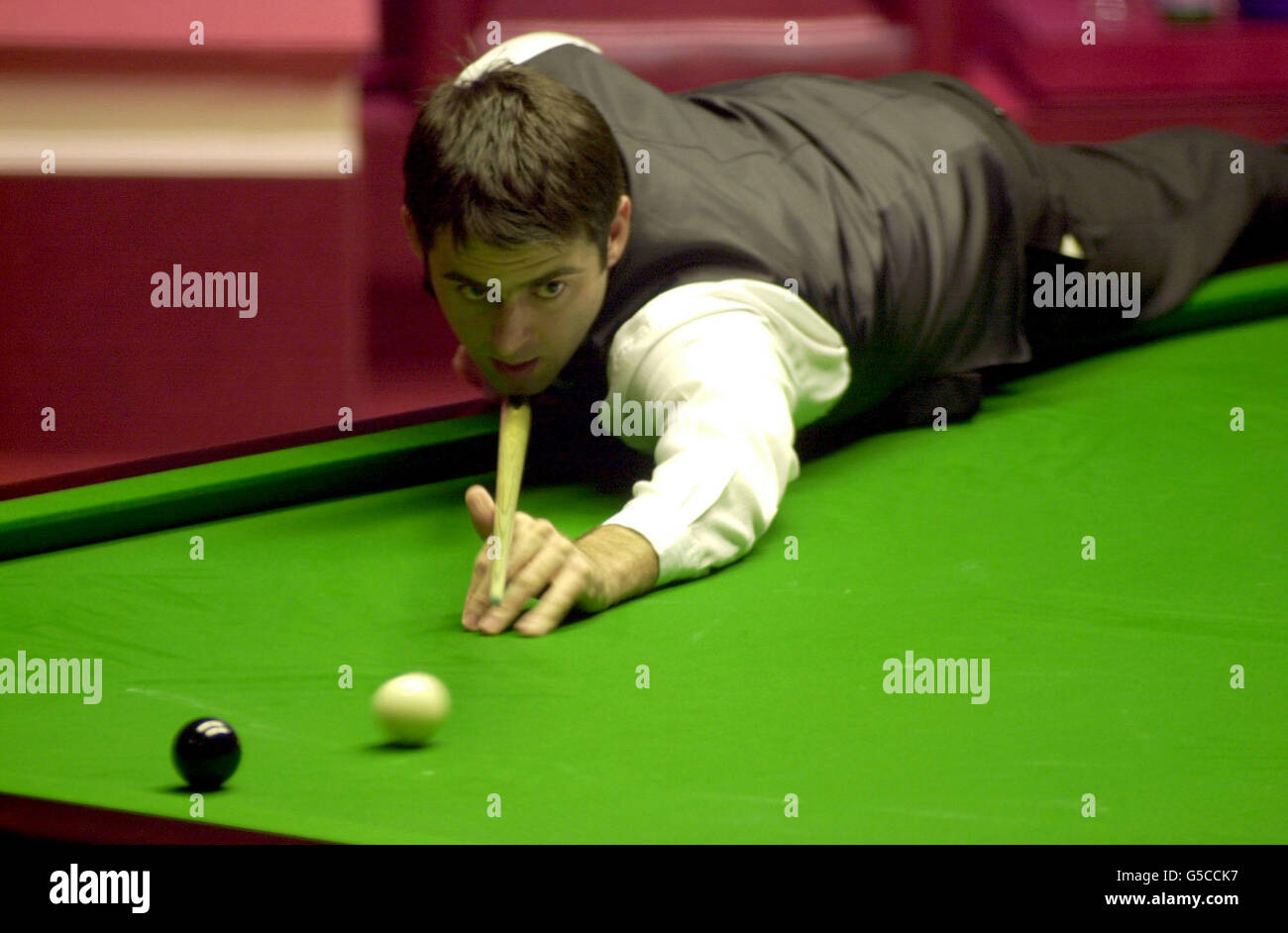 Sport snooker action cueing ronnie osullivan hi-res stock photography ...
