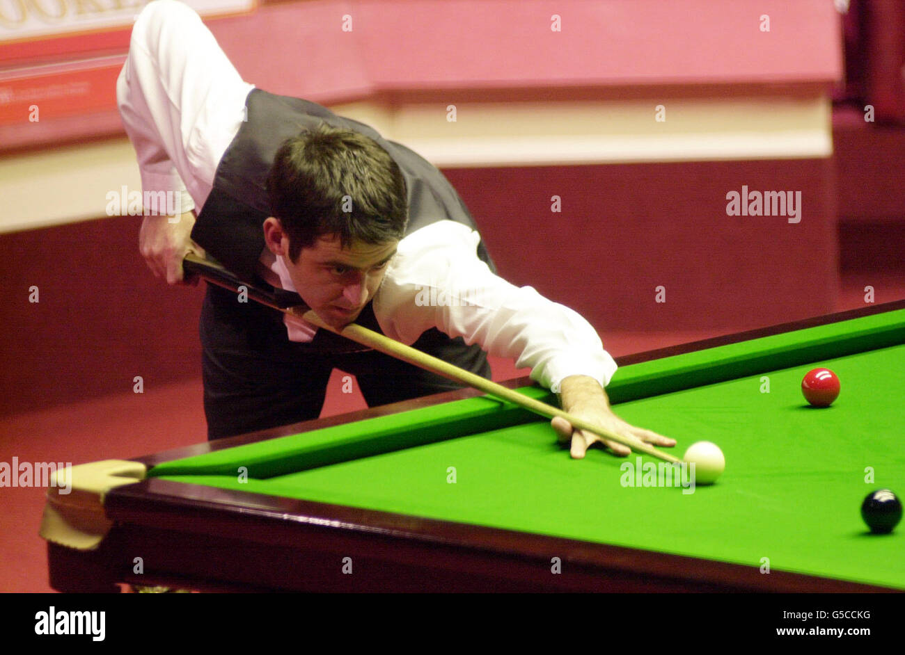 England's Ronnie O'Sullivan (centre) potting his way into the final ...
