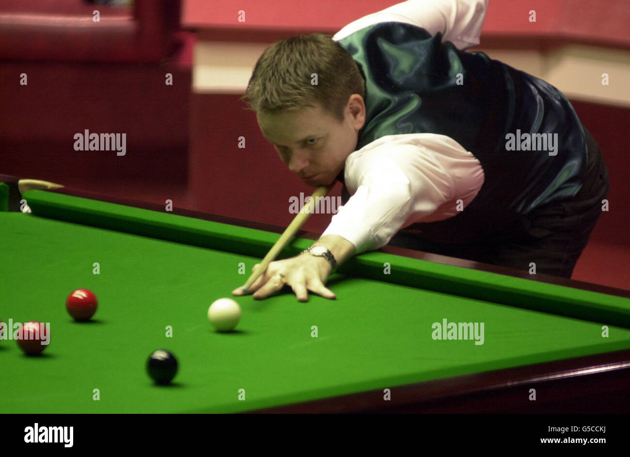 Joe Swail in action against Ronnie O'Sullivan during the Embassy World ...