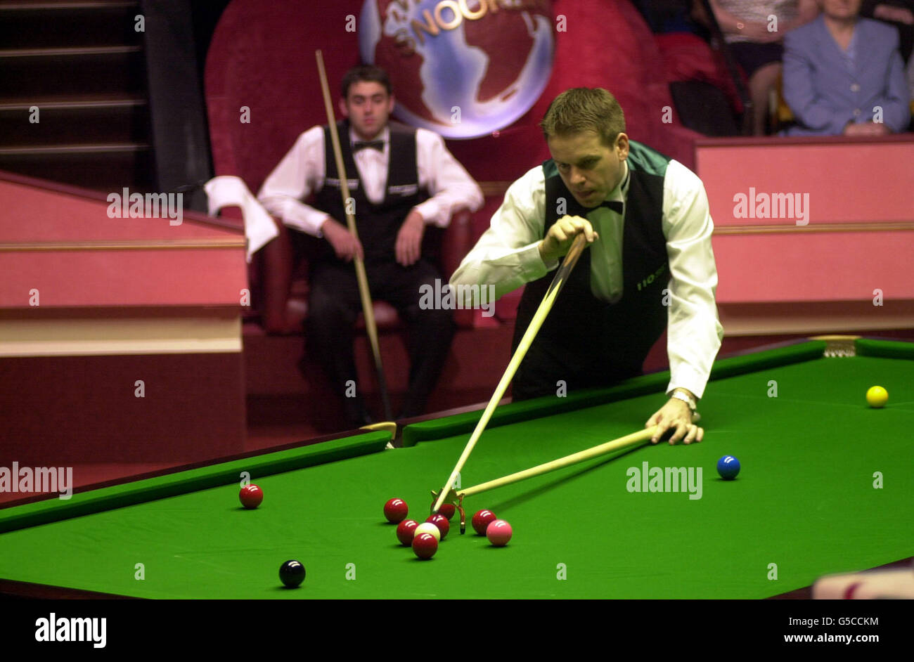 Joe Swail in action against Ronnie O'Sullivan during the Embassy World ...