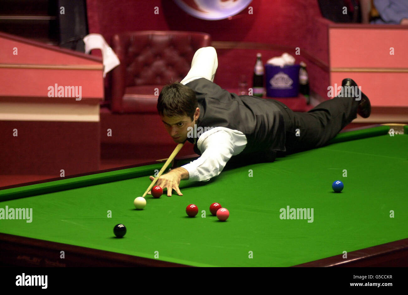 England's Ronnie O'Sullivan (centre) potting his way into the final ...