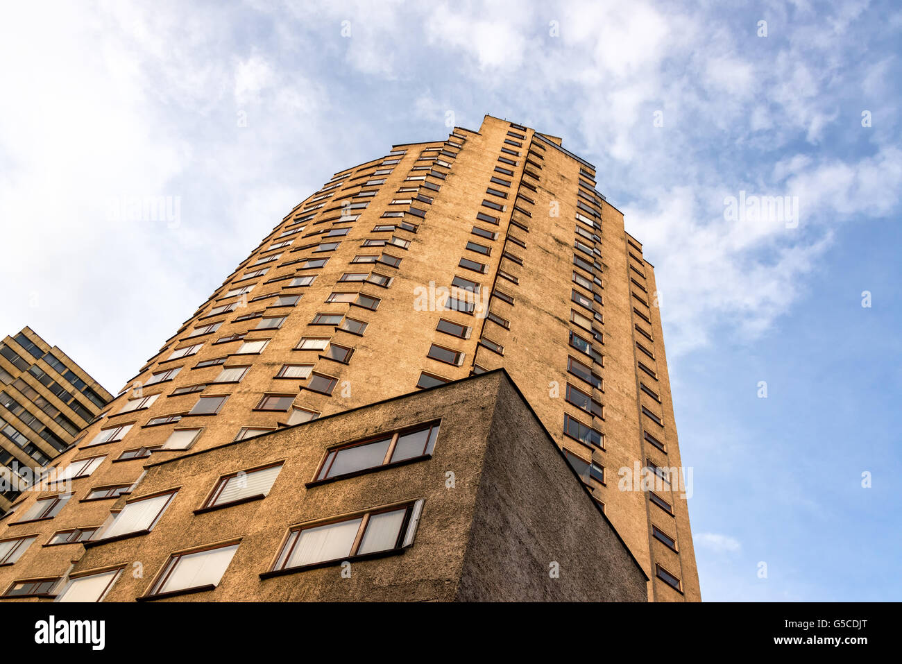 Tall apartment building exterior hi-res stock photography and images ...