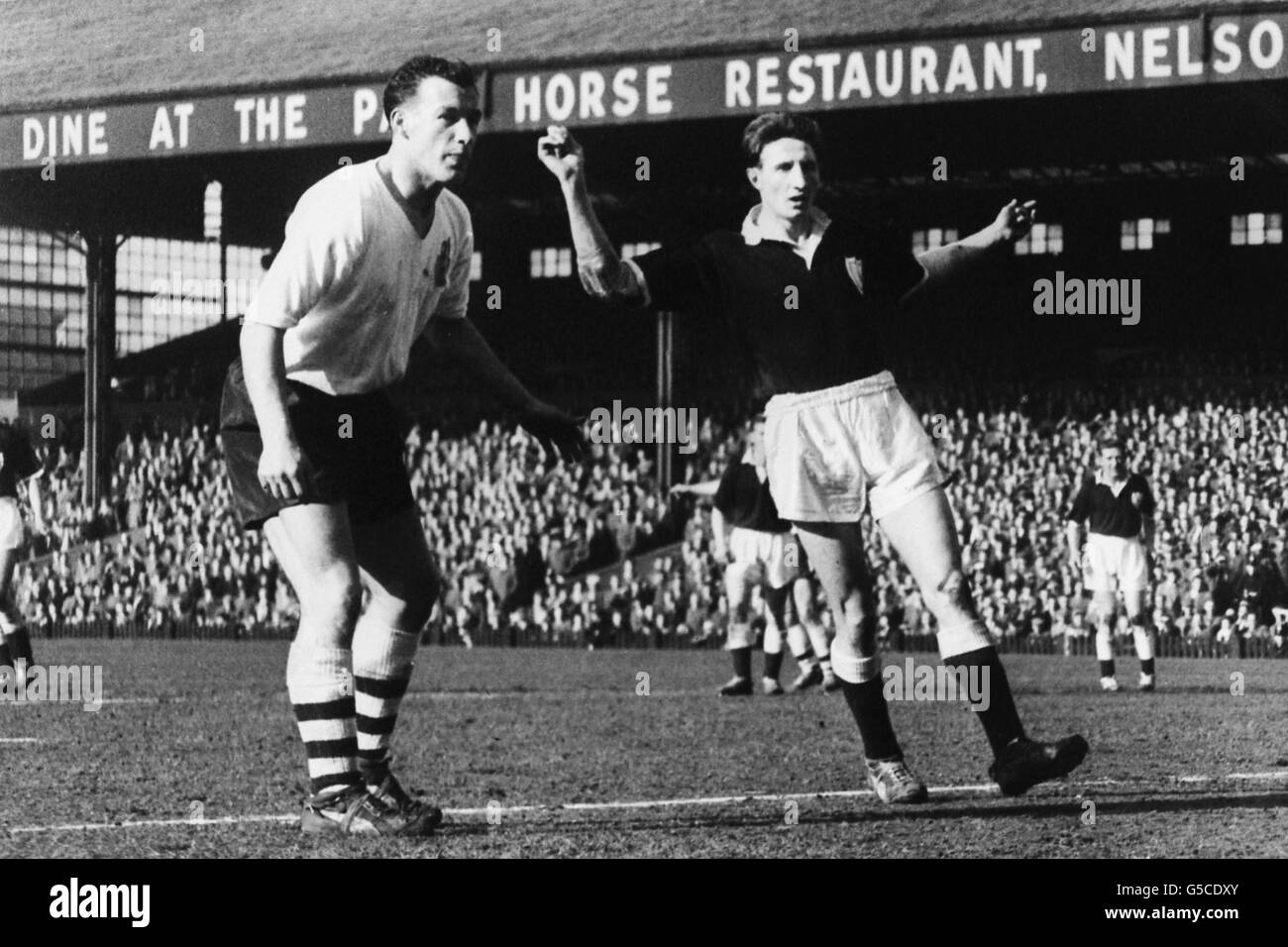 L-R NAT LOFTHOUSE, BOLTON WANDERERS MEL HOPKINS TOTTENHAM HOTSPUR Stock ...