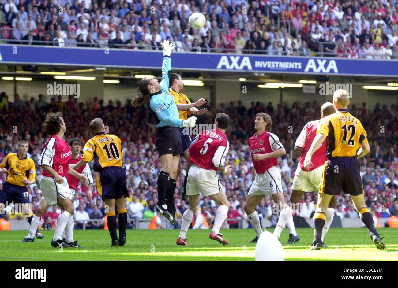 Arsenal's goalkeeper David Seaman (blue shirt) gets a hand to the ball ...