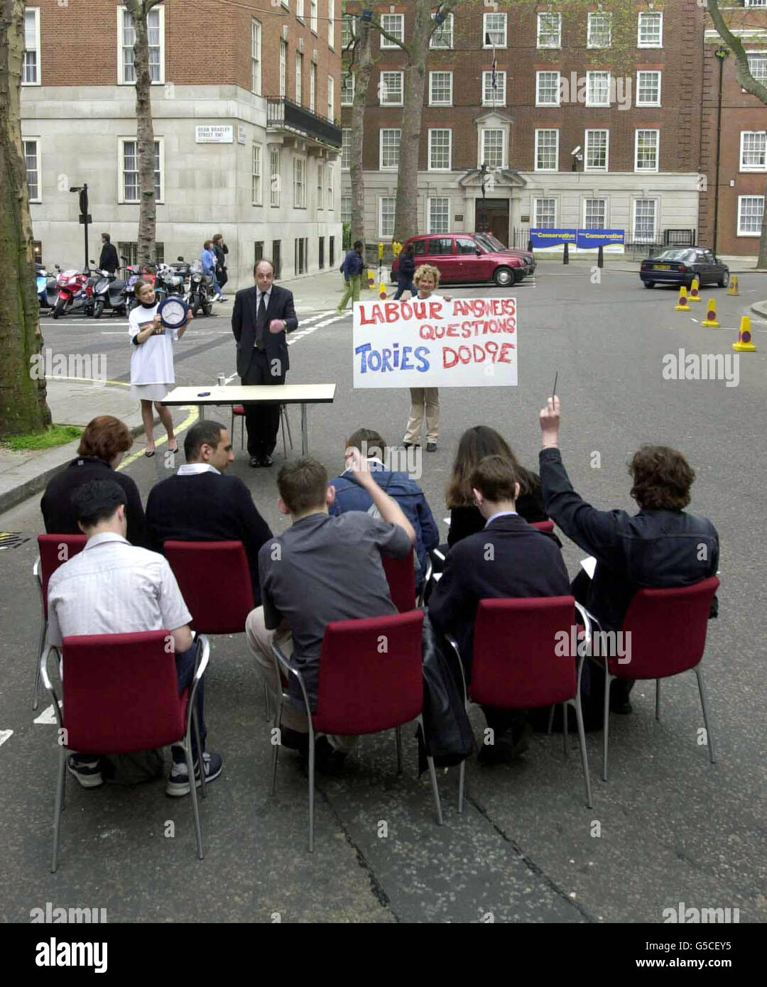 Labour candidate fraser kemp addresses a mock hi-res stock photography ...