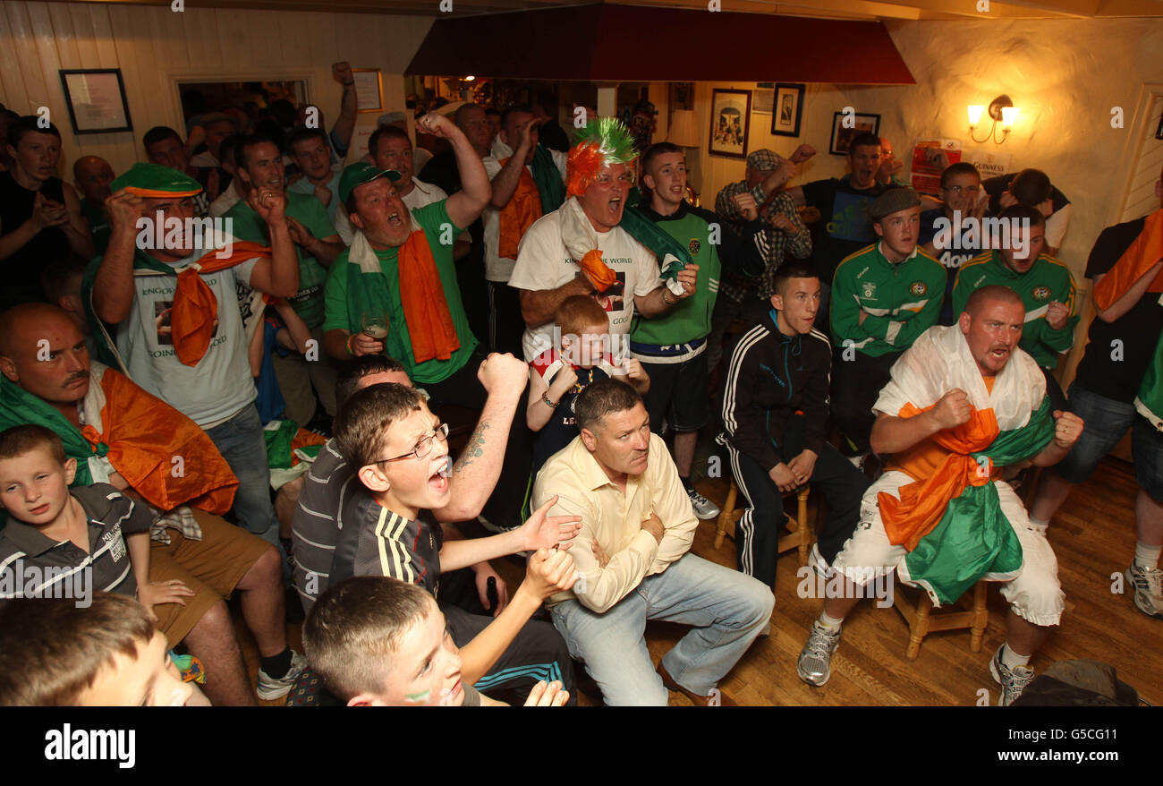 John Joe Nevin's family watch his Men's Boxing Bantam 56kg Final at the ...
