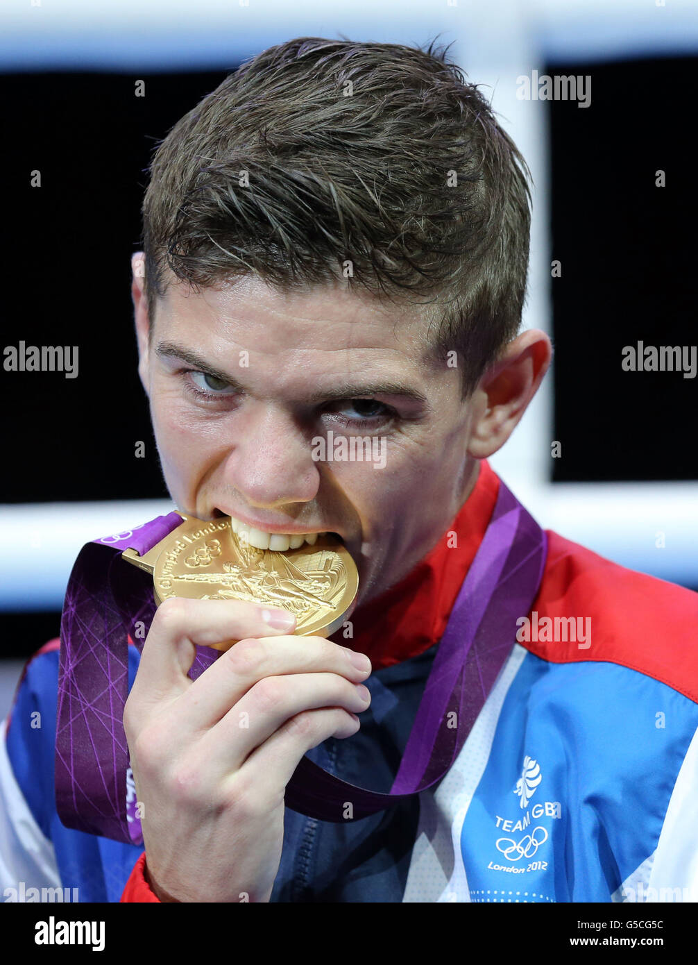 Mens boxing hi-res stock photography and images - Alamy