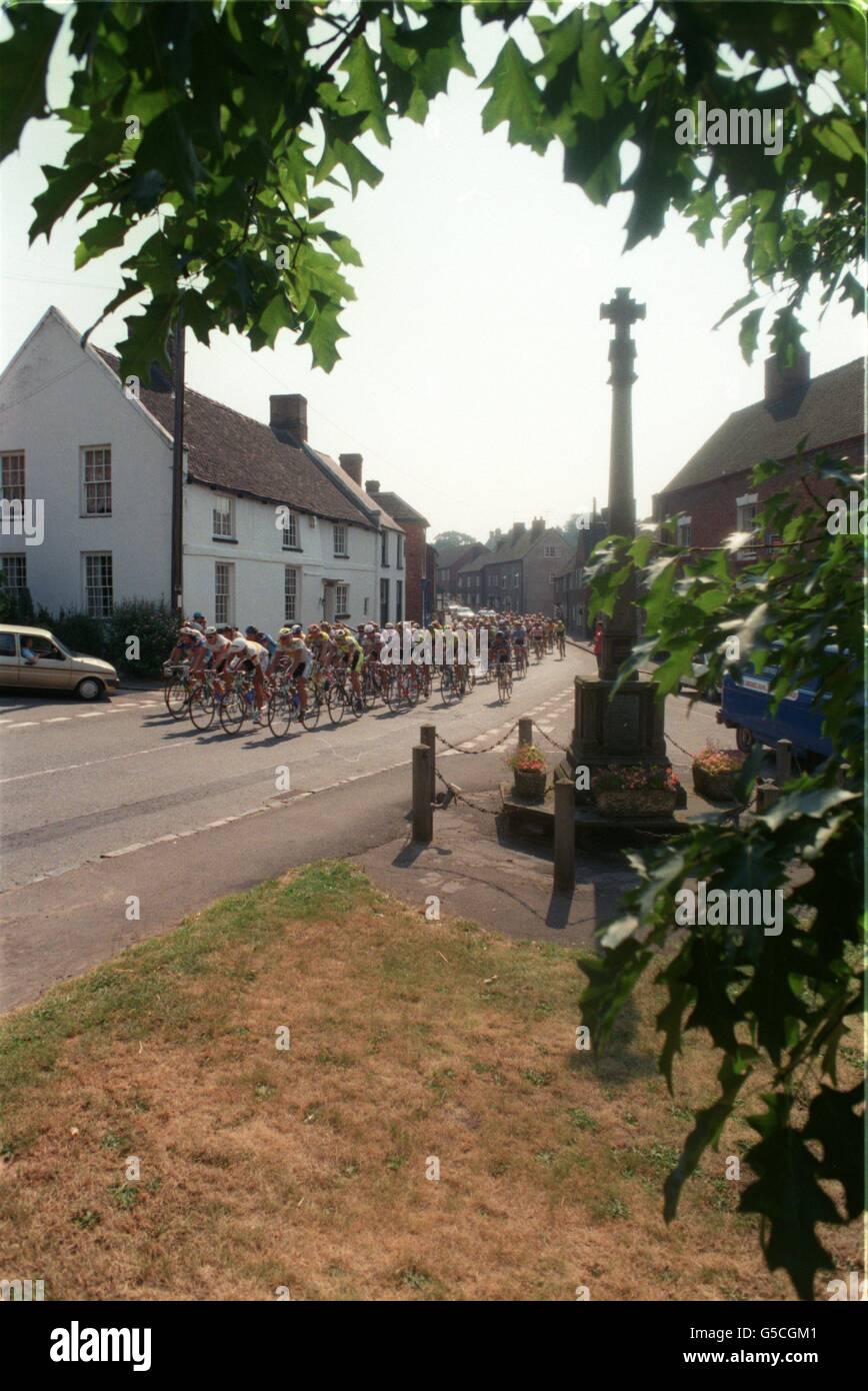 THE CYCLISTS RIDE THROUGH ABBOTS BROMLEY STAFFORDSHIRE STAGE 3 Stock ...