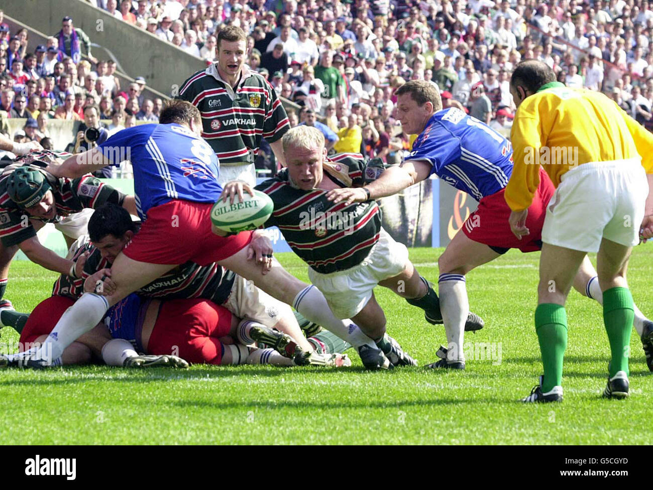 Leicester Tigers' Neil back crosses to score his side's second try ...