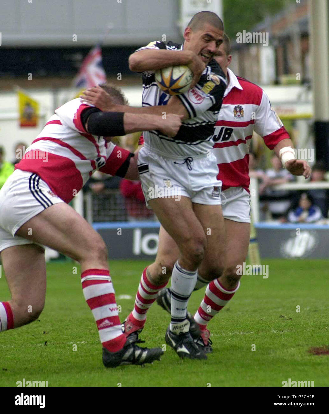 Hull v Wigan. Hull's Steve Craven (centre) looks for support during the ...