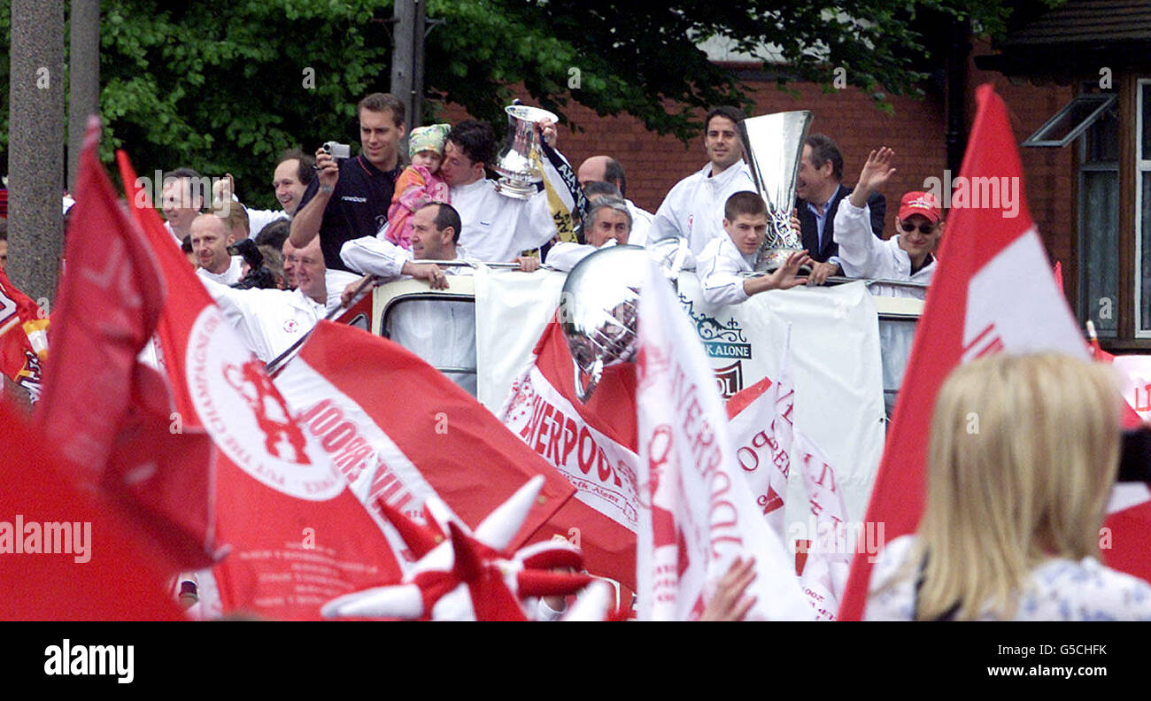 Football celebrating trophy double decker bus hi-res stock photography ...