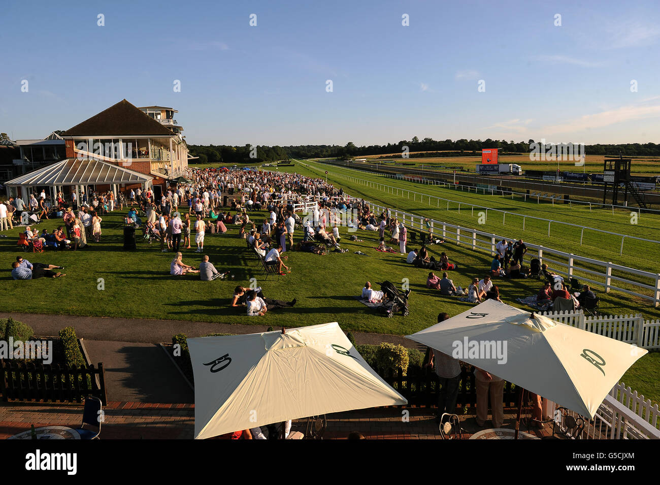 Horse Racing - Racing and Music Night - Lingfield Park Racecourse ...