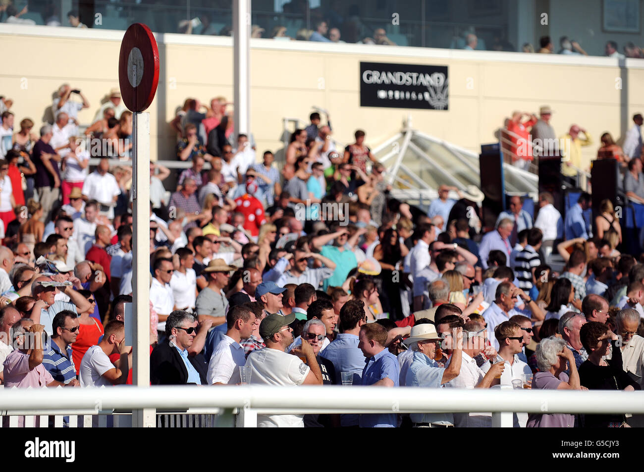 Horse Racing - Racing and Music Night - Lingfield Park Racecourse Stock ...