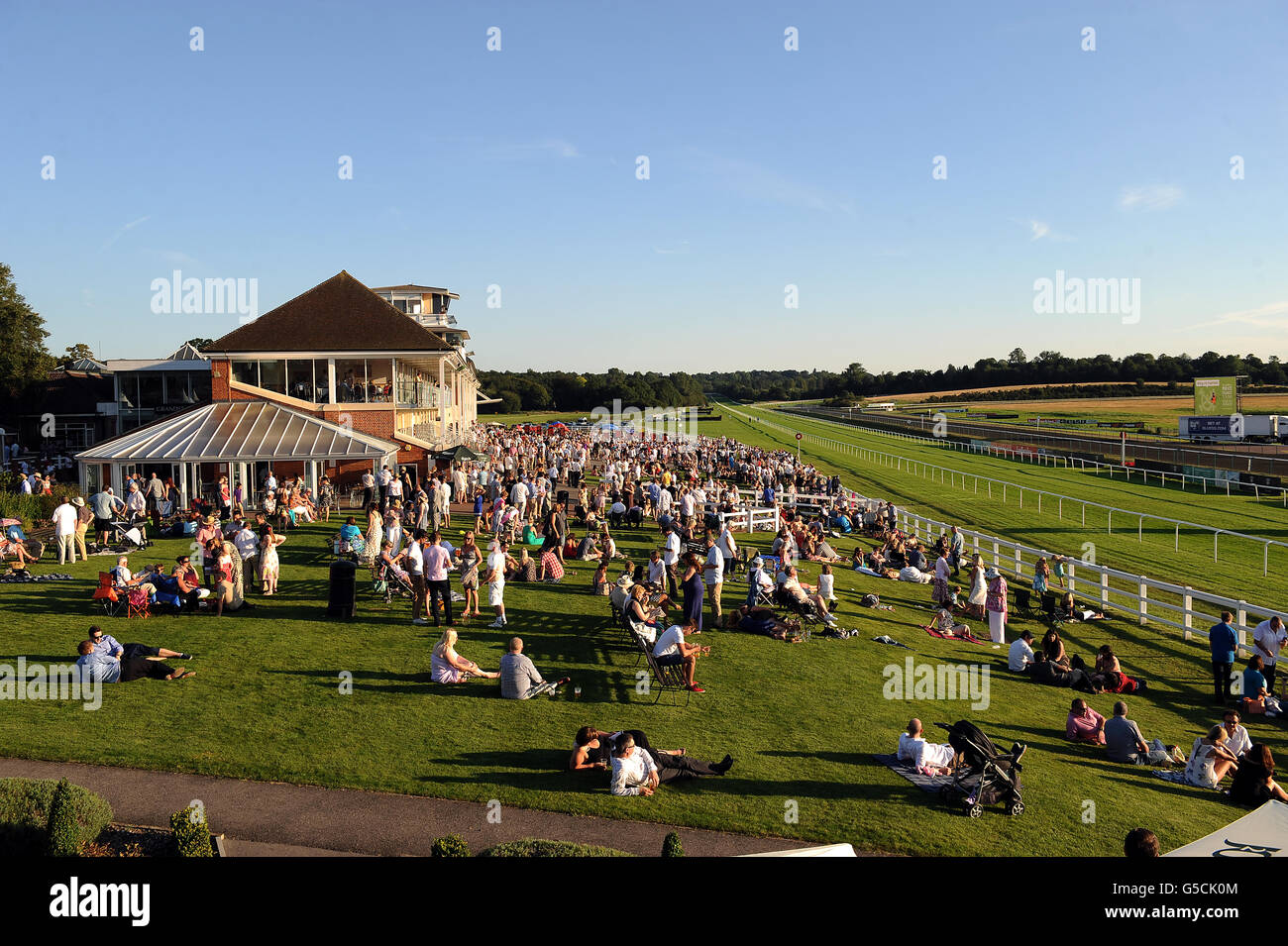 Horse Racing Racing And Music Night Lingfield Park Racecourse High ...