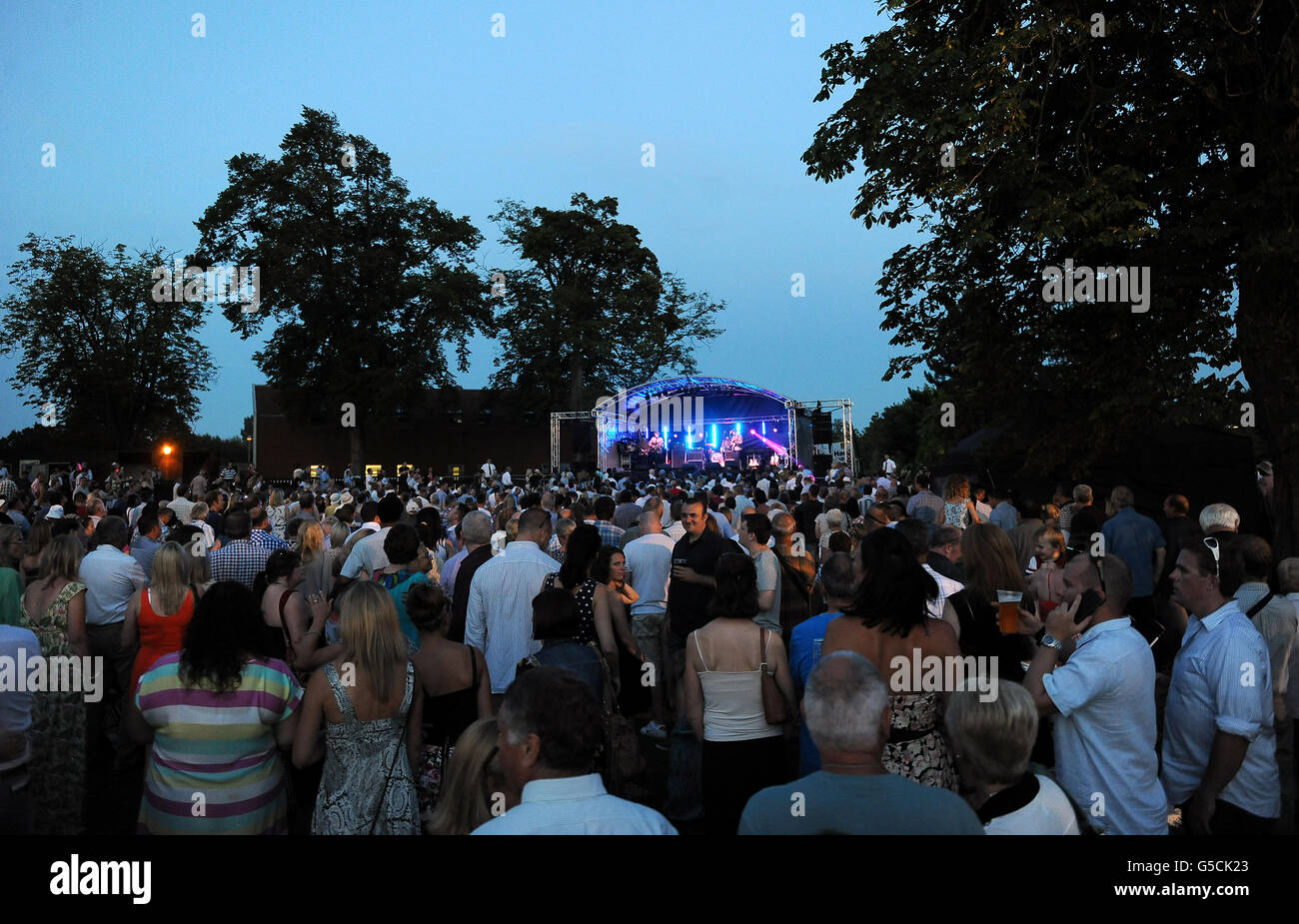 Horse Racing - Racing and Music Night - Lingfield Park Racecourse Stock ...