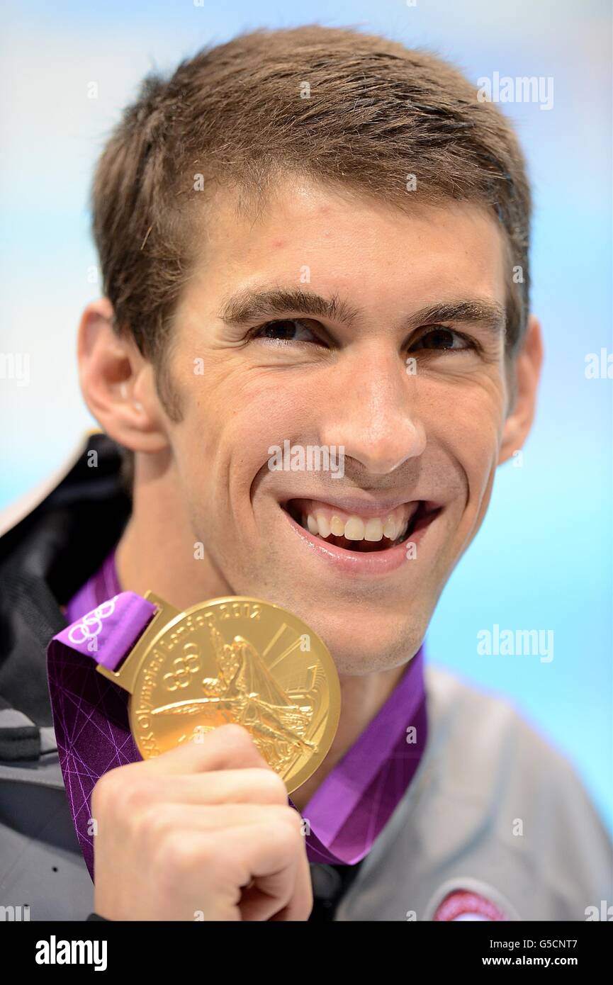 USA's Michael Phelps celebrates with his Gold Medal for winning the Men ...