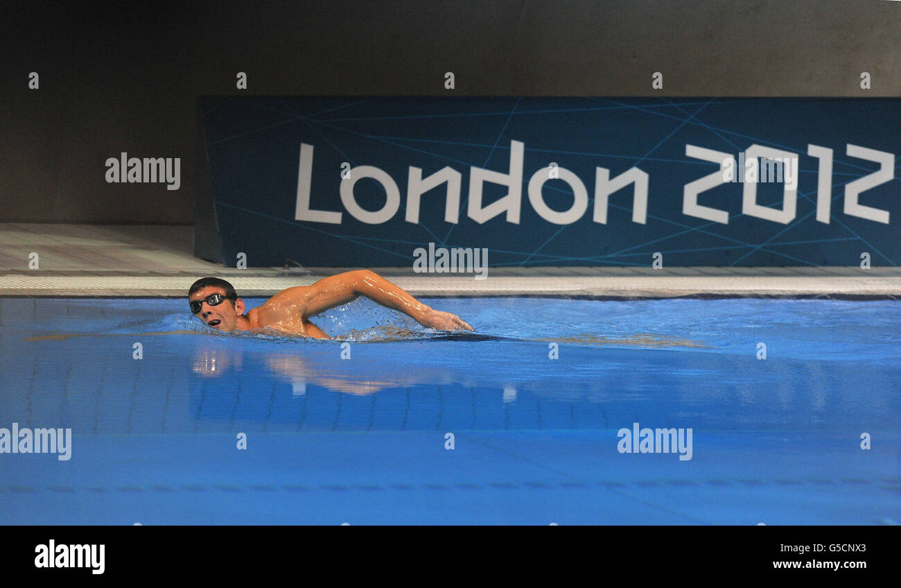 Michael phelps in the pool hi-res stock photography and images - Alamy