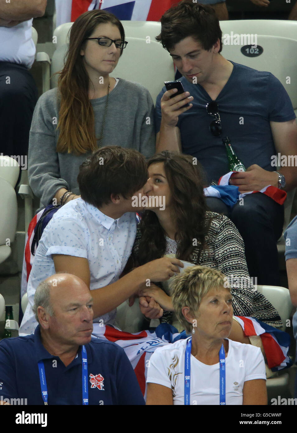 Eleanor Calder E Louis Tomlinson Se Beijando
