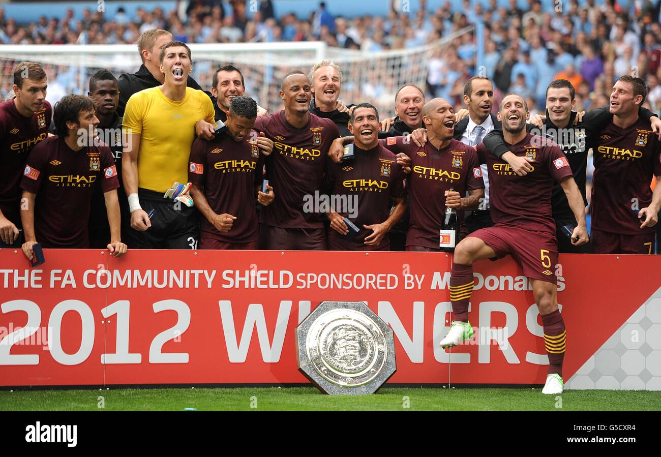 Chelsea community shield trophy hi-res stock photography and images - Alamy