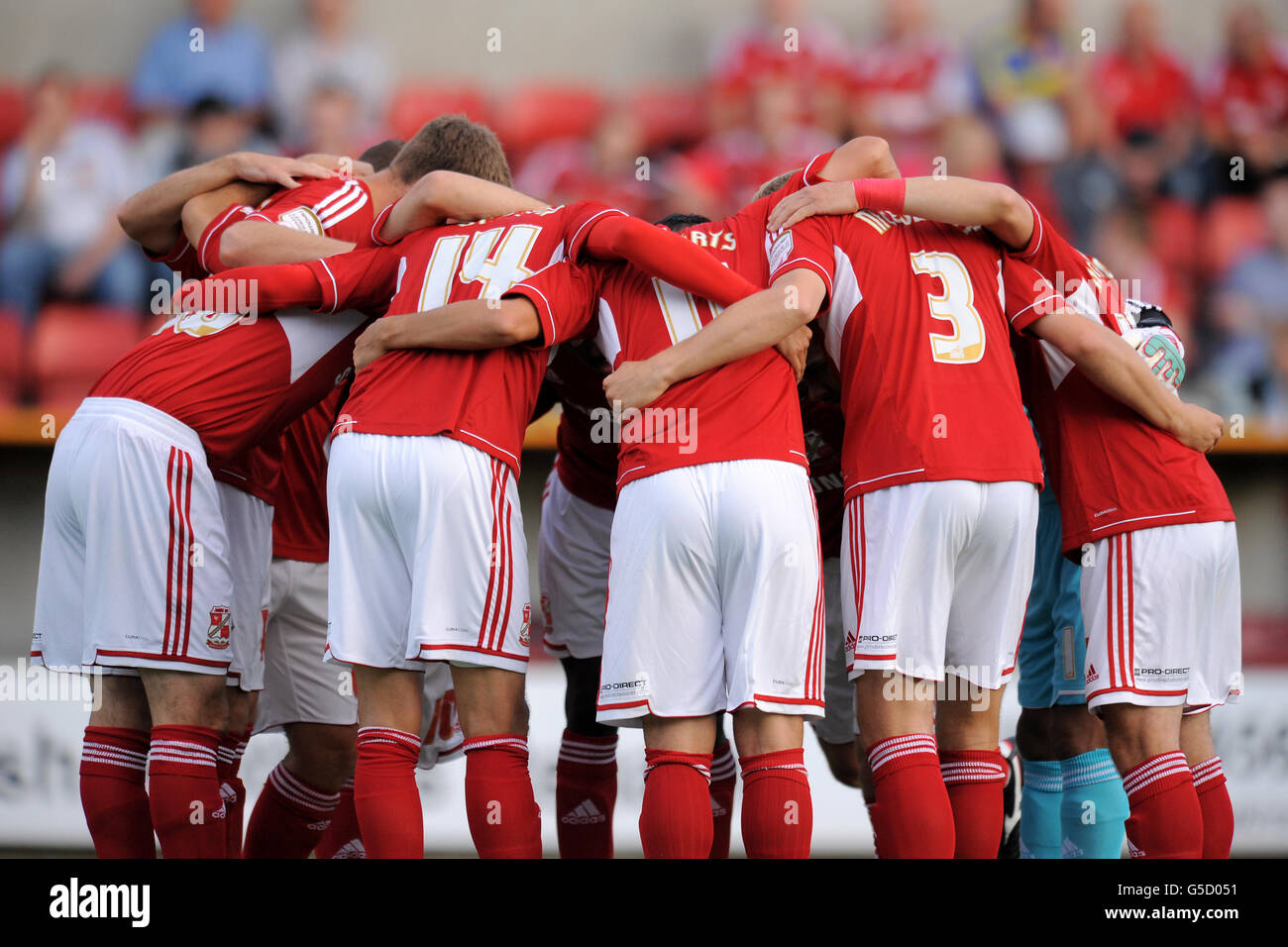 Swindon towns players huddle before the game hi-res stock photography ...