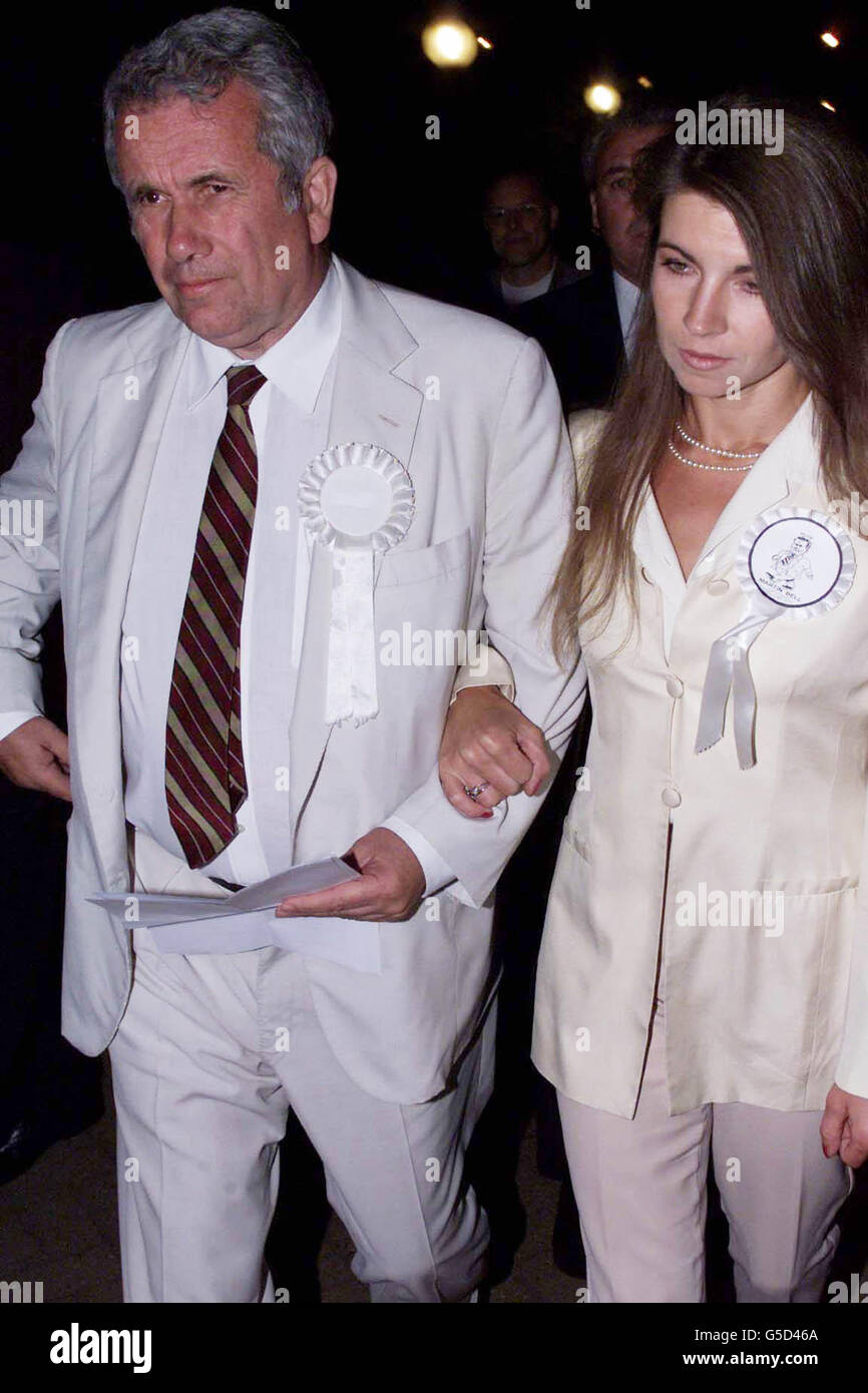 Independent candidate Martin Bell arrives with his wife to the ...