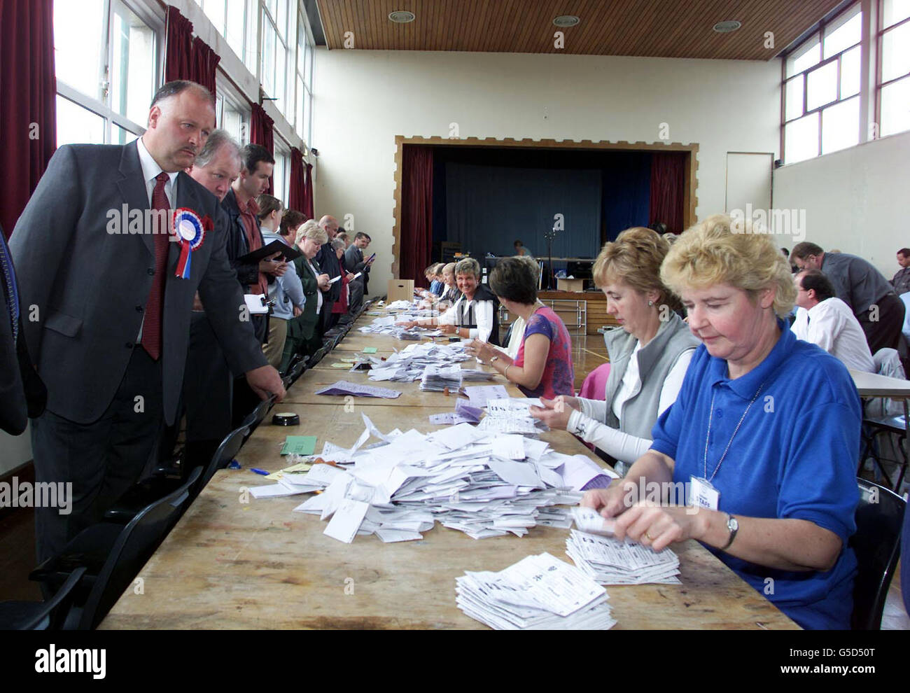 Election 2001 trimble voting hi-res stock photography and images - Alamy