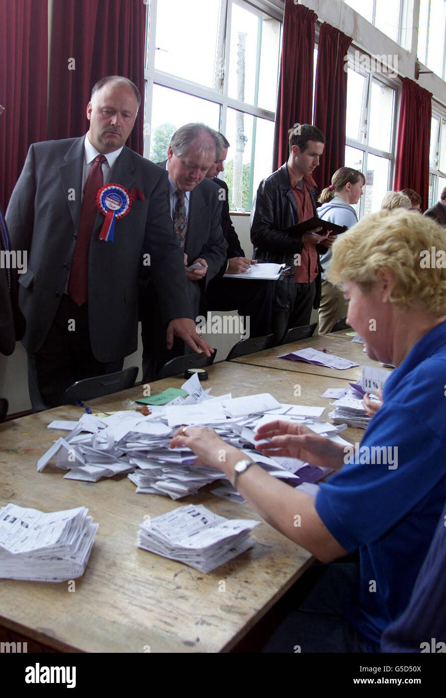 Election 2001 trimble voting hi-res stock photography and images - Alamy