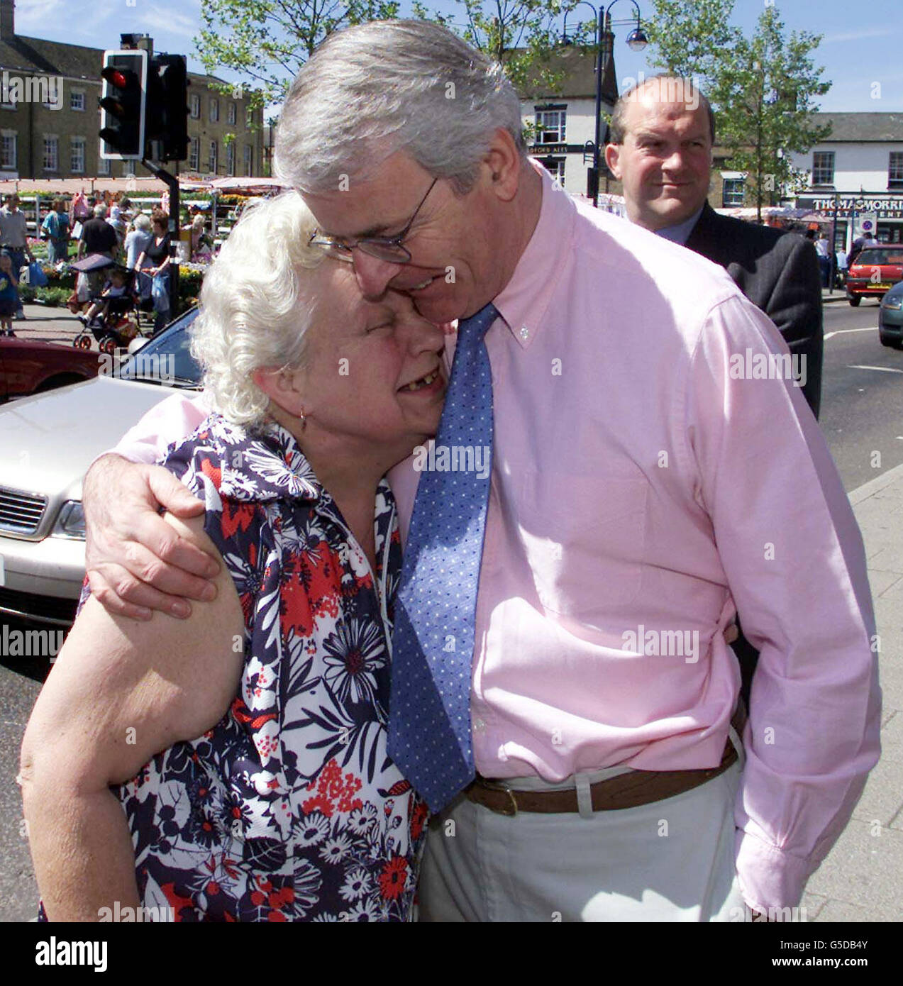 Politics hugging campaigning john major hi-res stock photography and ...