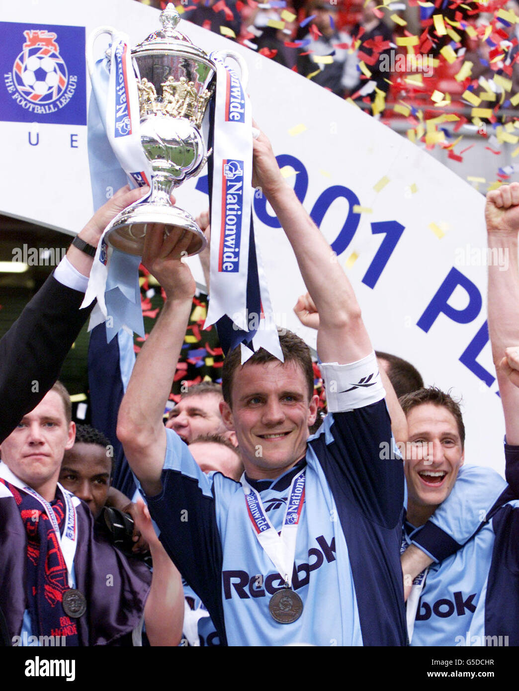 Bolton wanderers captain gudni bergsson lifts the trophy hi-res stock ...