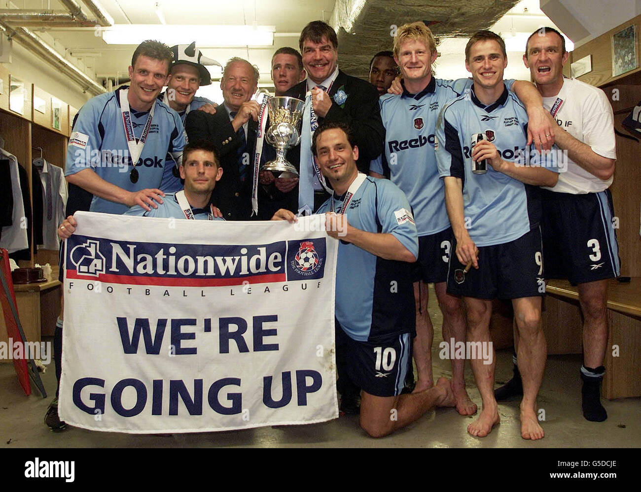Former Bolton player Nat Lofthouse (back row, third from left) and ...