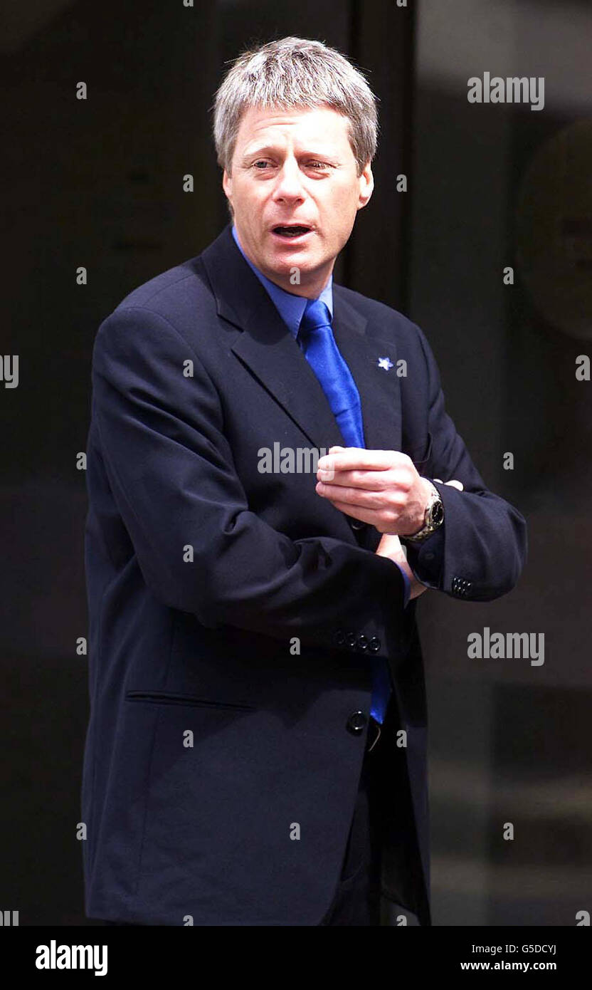 Tv presenter nick ross hi-res stock photography and images - Alamy
