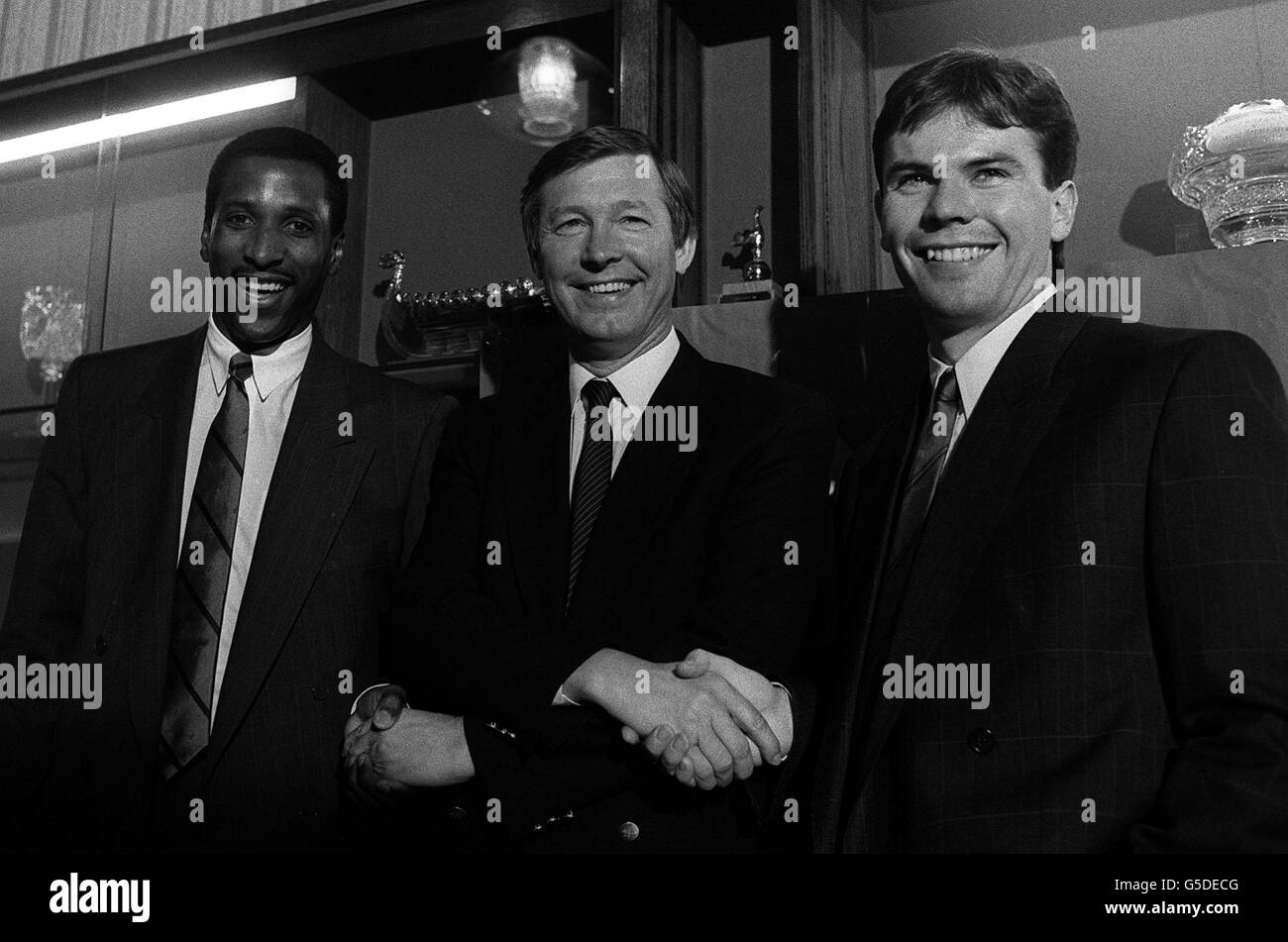 Viv anderson manchester united hi-res stock photography and images - Alamy