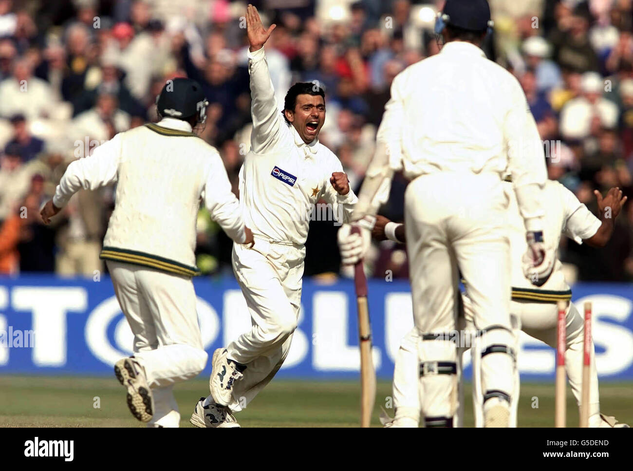 Pakistan's Saqlain Mushtaq (centre) celebrates bowling England's Andrew ...