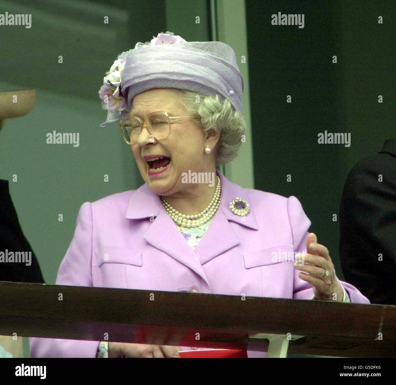 Queen laughing 2003 hi-res stock photography and images - Alamy