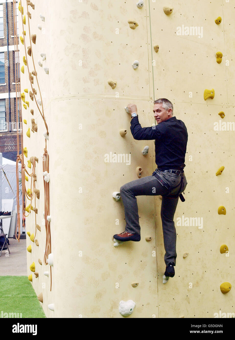 Walkers crisps gary lineker hi-res stock photography and images - Alamy