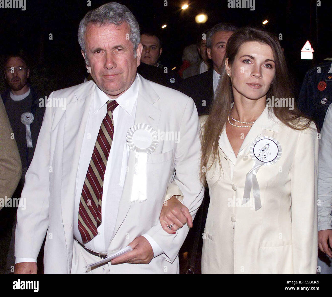Independent candidate Martin Bell arrives with his wife to the ...